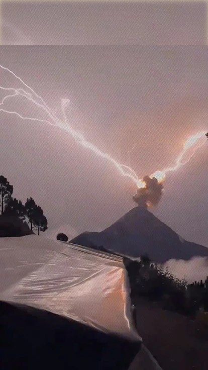 Imágenes muestran erupción con rayería en el volcán del Fuego en Guatemala