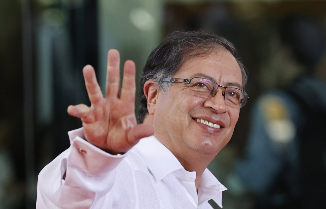 Petro acumula un 64 % de desaprobación entre los colombianos, según ...