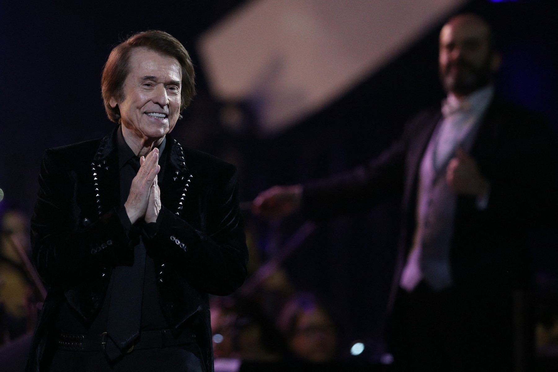 El cantante español Raphael “está bien”, dice su esposa